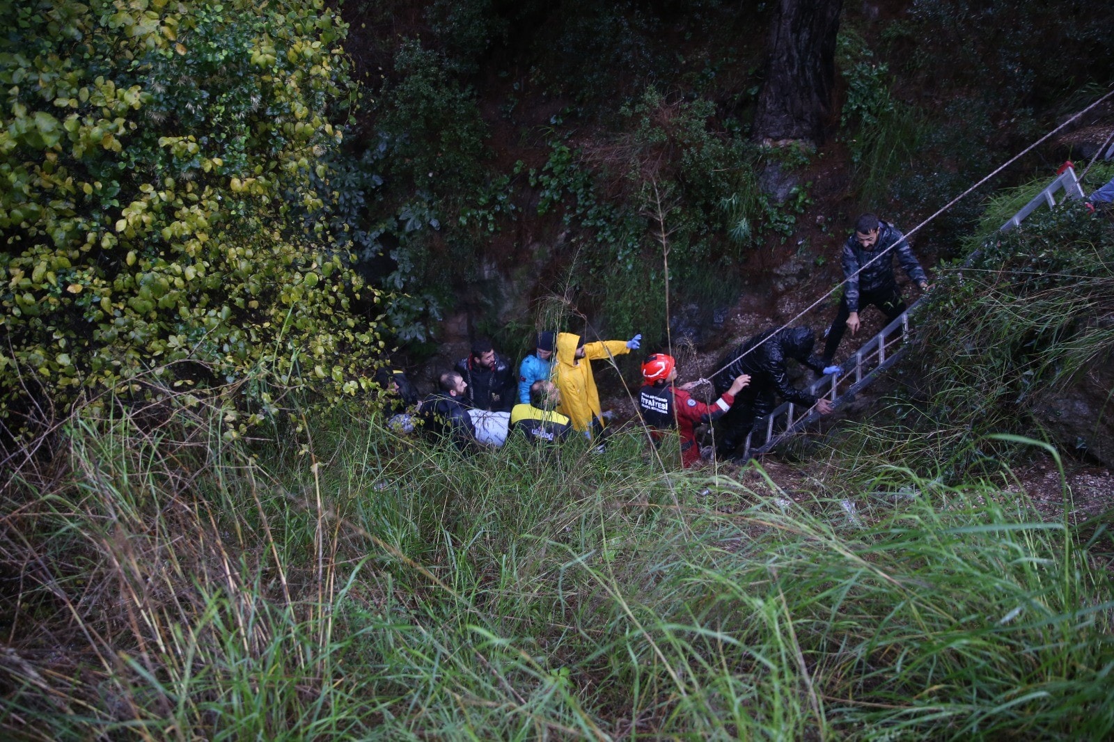 Fethiye’de bir otomobil uçuruma devrildi